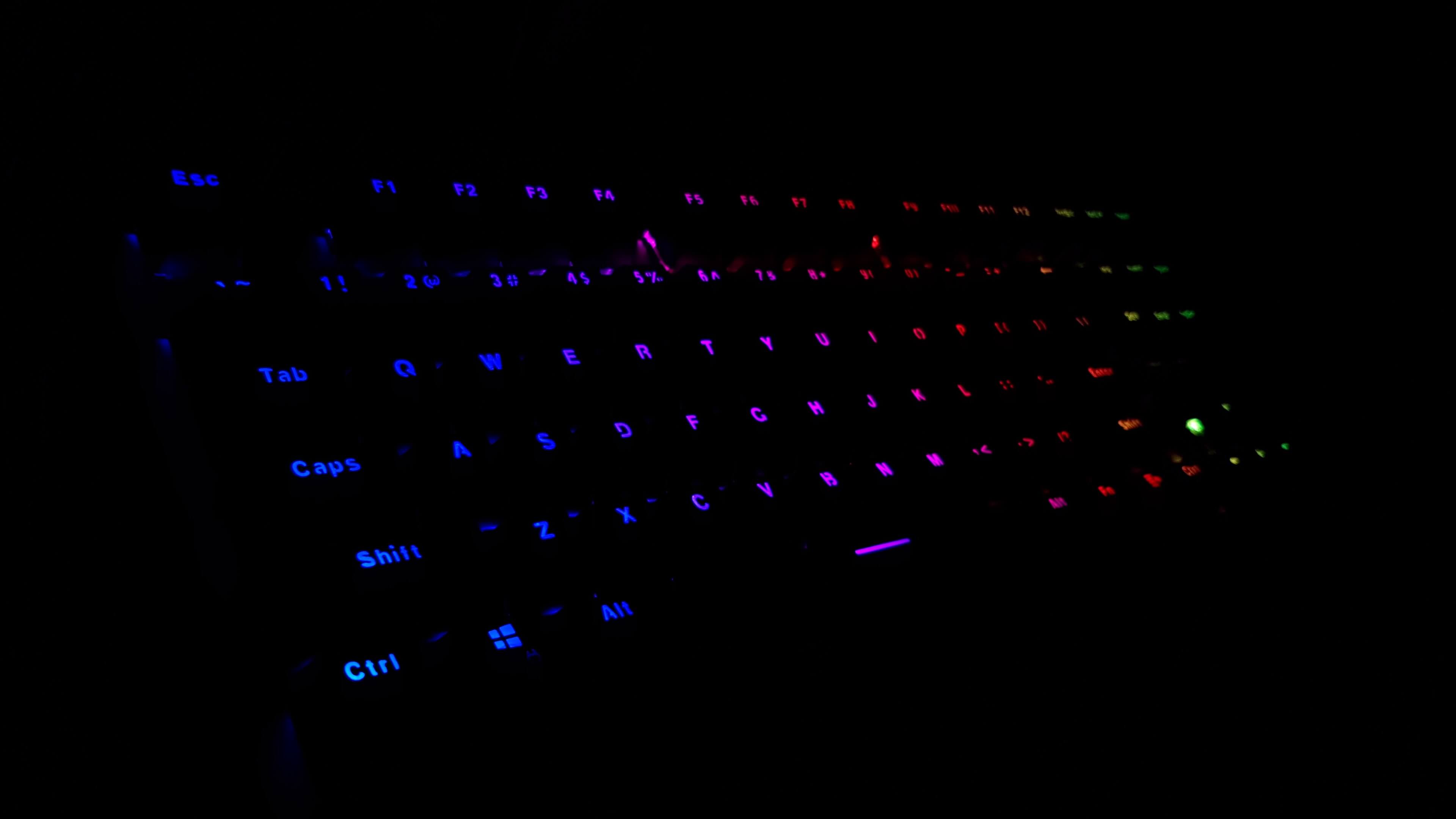 مراجعة لوحة المفاتيح المميزة Tecware Phantom RGB Mechanical TKL - HDR247
