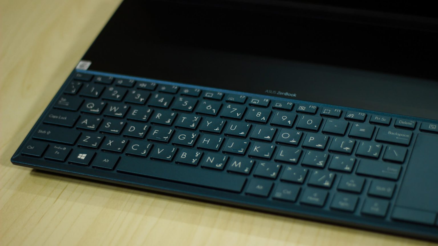 مراجعة ASUS ZenBook Duo UX481 لابتوب بشاشتين لصناع المحتوي المبتدئين ...